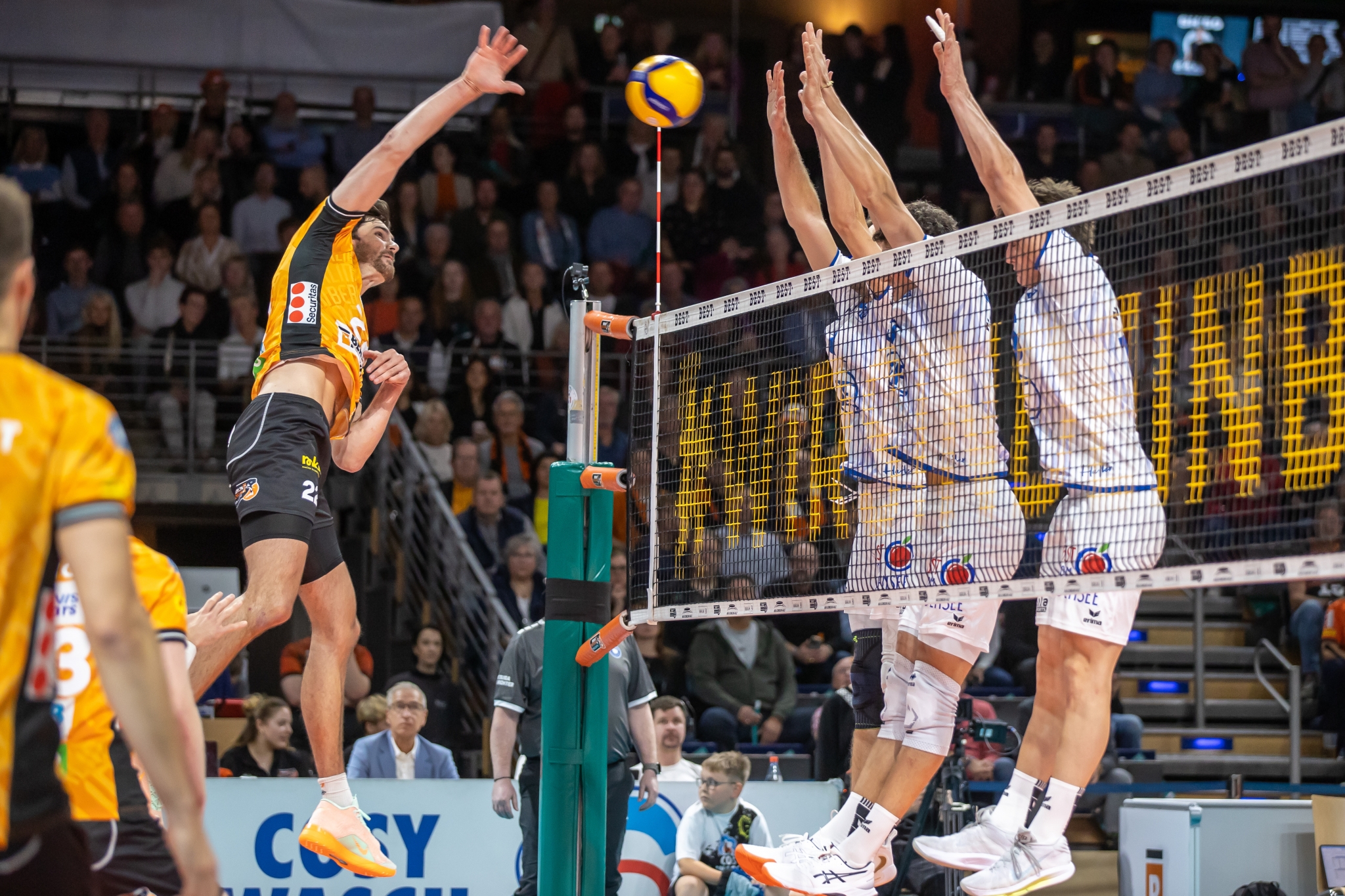 Harter Schlagabtausch ums Finalticket « VfB Friedrichshafen Volleyball